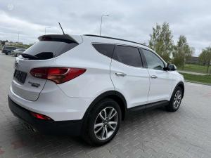 White Hyundai Santa Fe 2015 in Siauliai, with an engine capacity of 2.00 L and mileage of 290 thousand km for 8900 €, photo 6 on AUTOMOTO.COM.LV