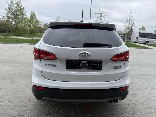White Hyundai Santa Fe 2015 in Siauliai, with an engine capacity of 2.00 L and mileage of 290 thousand km for 8900 €, photo 6 on AUTOMOTO.COM.LV