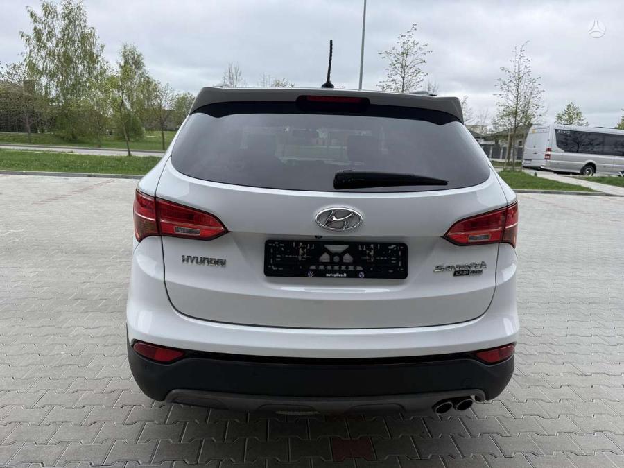 White Hyundai Santa Fe 2015 in Siauliai, with an engine capacity of 2.00 L and mileage of 290 thousand km for 8900 €, photo 7 on AUTOMOTO.COM.LV