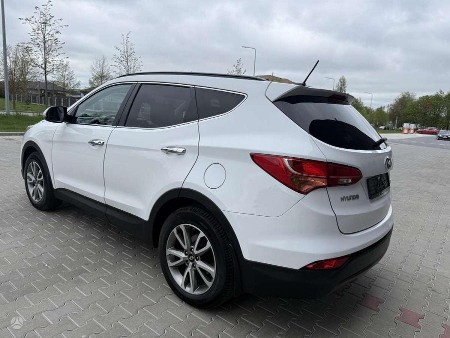 White Hyundai Santa Fe 2015 in Siauliai, with an engine capacity of 2.00 L and mileage of 290 thousand km for 8900 €, photo 8 on AUTOMOTO.COM.LV