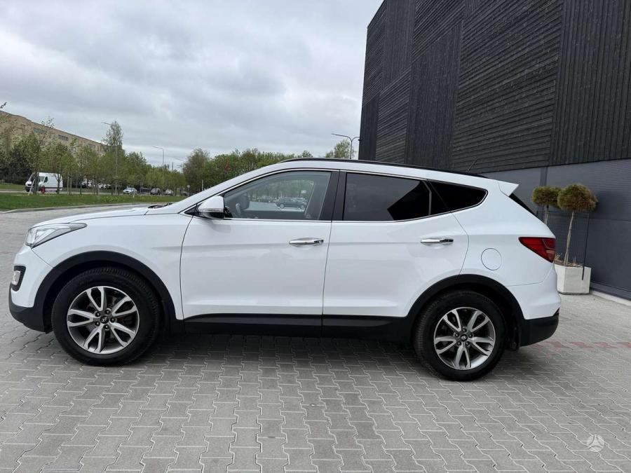 White Hyundai Santa Fe 2015 in Siauliai, with an engine capacity of 2.00 L and mileage of 290 thousand km for 8900 €, photo 9 on AUTOMOTO.COM.LV