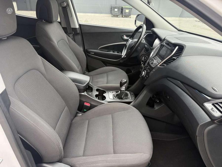 White Hyundai Santa Fe 2015 in Siauliai, with an engine capacity of 2.00 L and mileage of 290 thousand km for 8900 €, photo 11 on AUTOMOTO.COM.LV