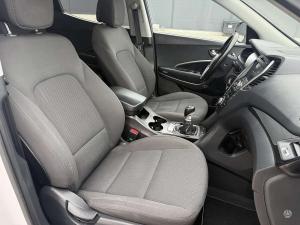 White Hyundai Santa Fe 2015 in Siauliai, with an engine capacity of 2.00 L and mileage of 290 thousand km for 8900 €, photo 12 on AUTOMOTO.COM.LV