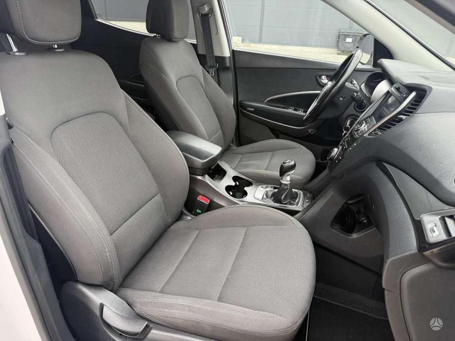 White Hyundai Santa Fe 2015 in Siauliai, with an engine capacity of 2.00 L and mileage of 290 thousand km for 8900 €, photo 12 on AUTOMOTO.COM.LV