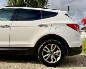 White Hyundai Santa Fe 2015 in Siauliai, with an engine capacity of 2.20 L and mileage of 195 thousand km for 14999 €, photo 13 on AUTOMOTO.COM.LV