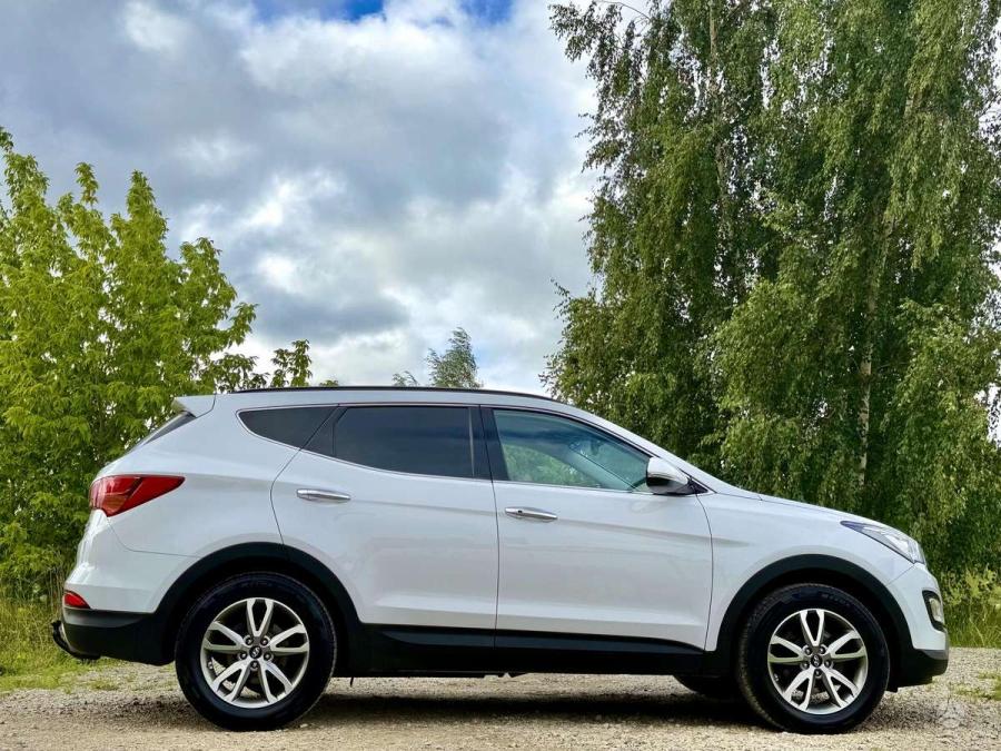 White Hyundai Santa Fe 2015 in Siauliai, with an engine capacity of 2.20 L and mileage of 195 thousand km for 14999 €, photo 15 on AUTOMOTO.COM.LV