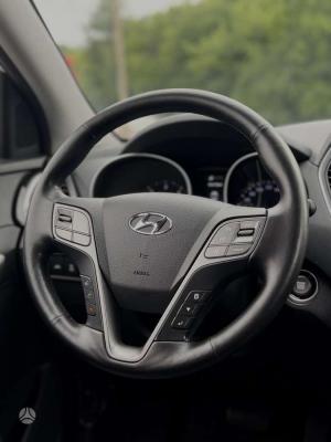 White Hyundai Santa Fe 2015 in Siauliai, with an engine capacity of 2.20 L and mileage of 195 thousand km for 14999 €, photo 25 on AUTOMOTO.COM.LV