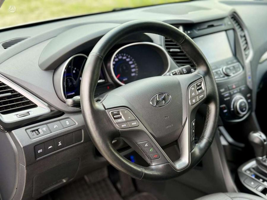 White Hyundai Santa Fe 2015 in Siauliai, with an engine capacity of 2.20 L and mileage of 195 thousand km for 14999 €, photo 26 on AUTOMOTO.COM.LV