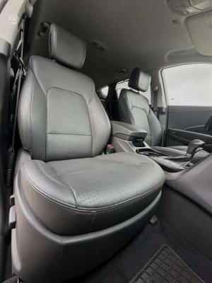 White Hyundai Santa Fe 2015 in Siauliai, with an engine capacity of 2.20 L and mileage of 195 thousand km for 14999 €, photo 30 on AUTOMOTO.COM.LV