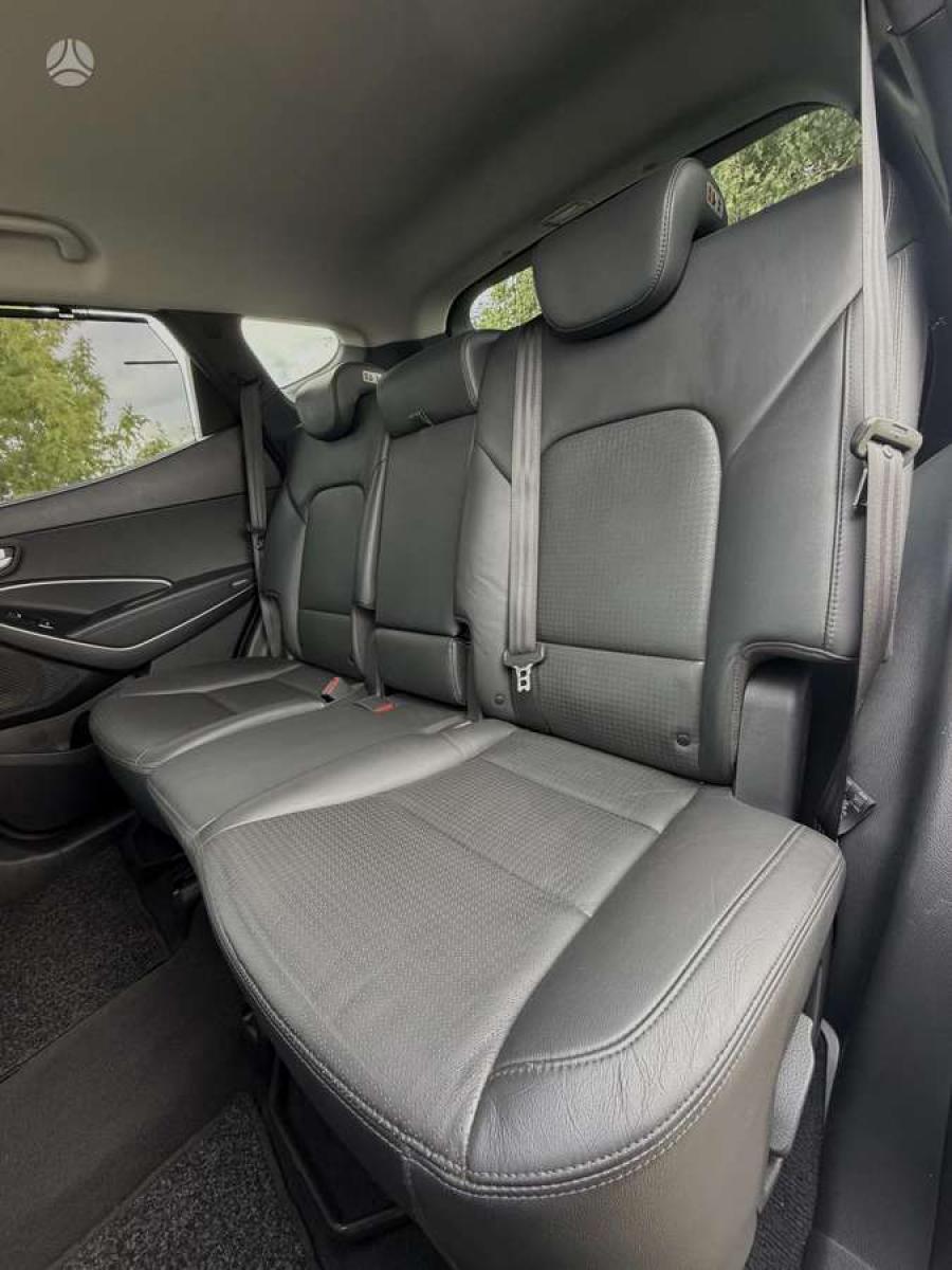 White Hyundai Santa Fe 2015 in Siauliai, with an engine capacity of 2.20 L and mileage of 195 thousand km for 14999 €, photo 32 on AUTOMOTO.COM.LV