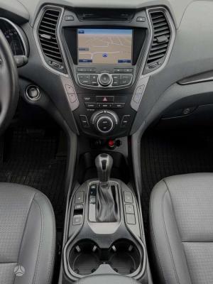 White Hyundai Santa Fe 2015 in Siauliai, with an engine capacity of 2.20 L and mileage of 195 thousand km for 14999 €, photo 36 on AUTOMOTO.COM.LV