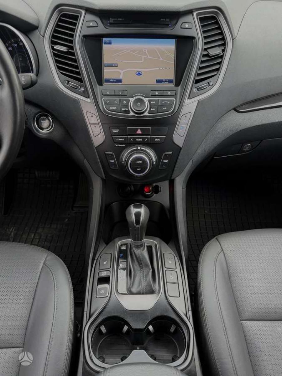 White Hyundai Santa Fe 2015 in Siauliai, with an engine capacity of 2.20 L and mileage of 195 thousand km for 14999 €, photo 36 on AUTOMOTO.COM.LV