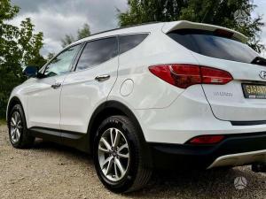 White Hyundai Santa Fe 2015 in Siauliai, with an engine capacity of 2.20 L and mileage of 195 thousand km for 14999 €, photo 8 on AUTOMOTO.COM.LV