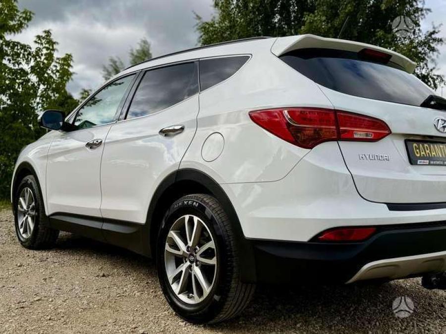 White Hyundai Santa Fe 2015 in Siauliai, with an engine capacity of 2.20 L and mileage of 195 thousand km for 14999 €, photo 8 on AUTOMOTO.COM.LV