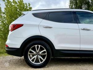 White Hyundai Santa Fe 2015 in Siauliai, with an engine capacity of 2.20 L and mileage of 195 thousand km for 14999 €, photo 10 on AUTOMOTO.COM.LV