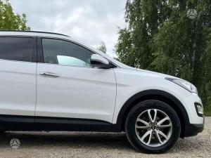 White Hyundai Santa Fe 2015 in Siauliai, with an engine capacity of 2.20 L and mileage of 195 thousand km for 14999 €, photo 11 on AUTOMOTO.COM.LV