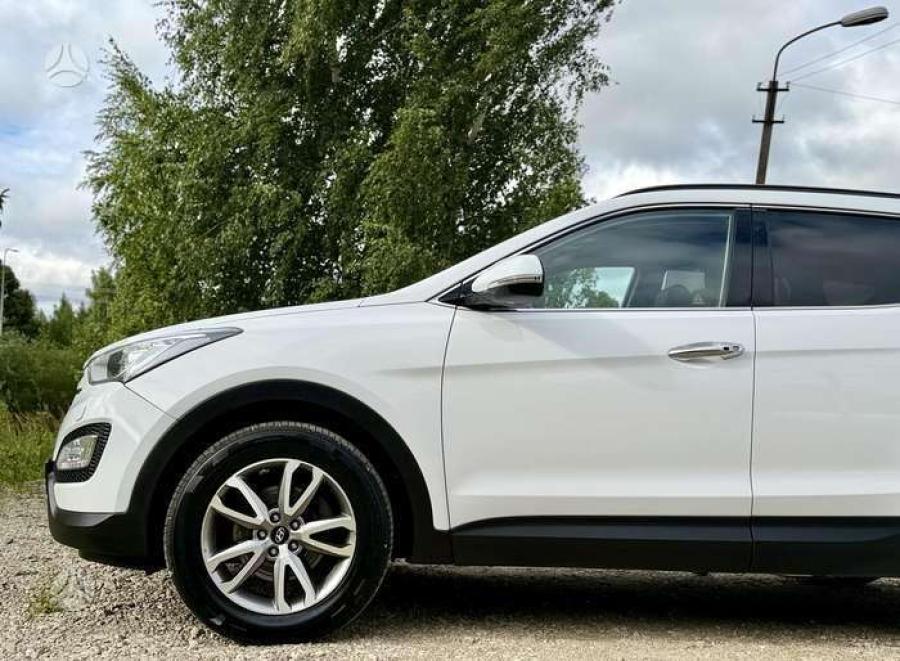White Hyundai Santa Fe 2015 in Siauliai, with an engine capacity of 2.20 L and mileage of 195 thousand km for 14999 €, photo 12 on AUTOMOTO.COM.LV