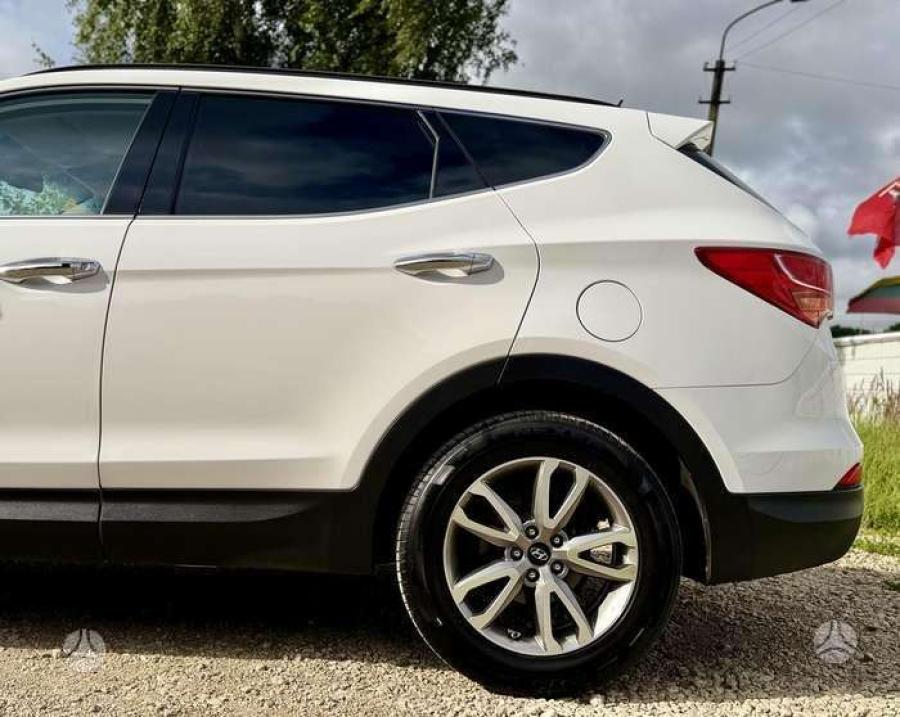 White Hyundai Santa Fe 2015 in Siauliai, with an engine capacity of 2.20 L and mileage of 195 thousand km for 14999 €, photo 13 on AUTOMOTO.COM.LV