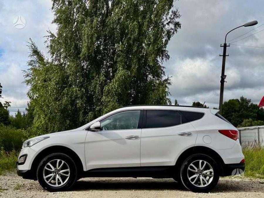 White Hyundai Santa Fe 2015 in Siauliai, with an engine capacity of 2.20 L and mileage of 195 thousand km for 14999 €, photo 14 on AUTOMOTO.COM.LV