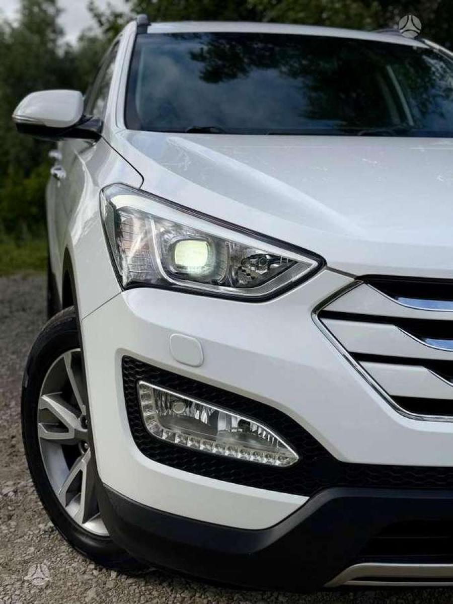 White Hyundai Santa Fe 2015 in Siauliai, with an engine capacity of 2.20 L and mileage of 195 thousand km for 14999 €, photo 18 on AUTOMOTO.COM.LV
