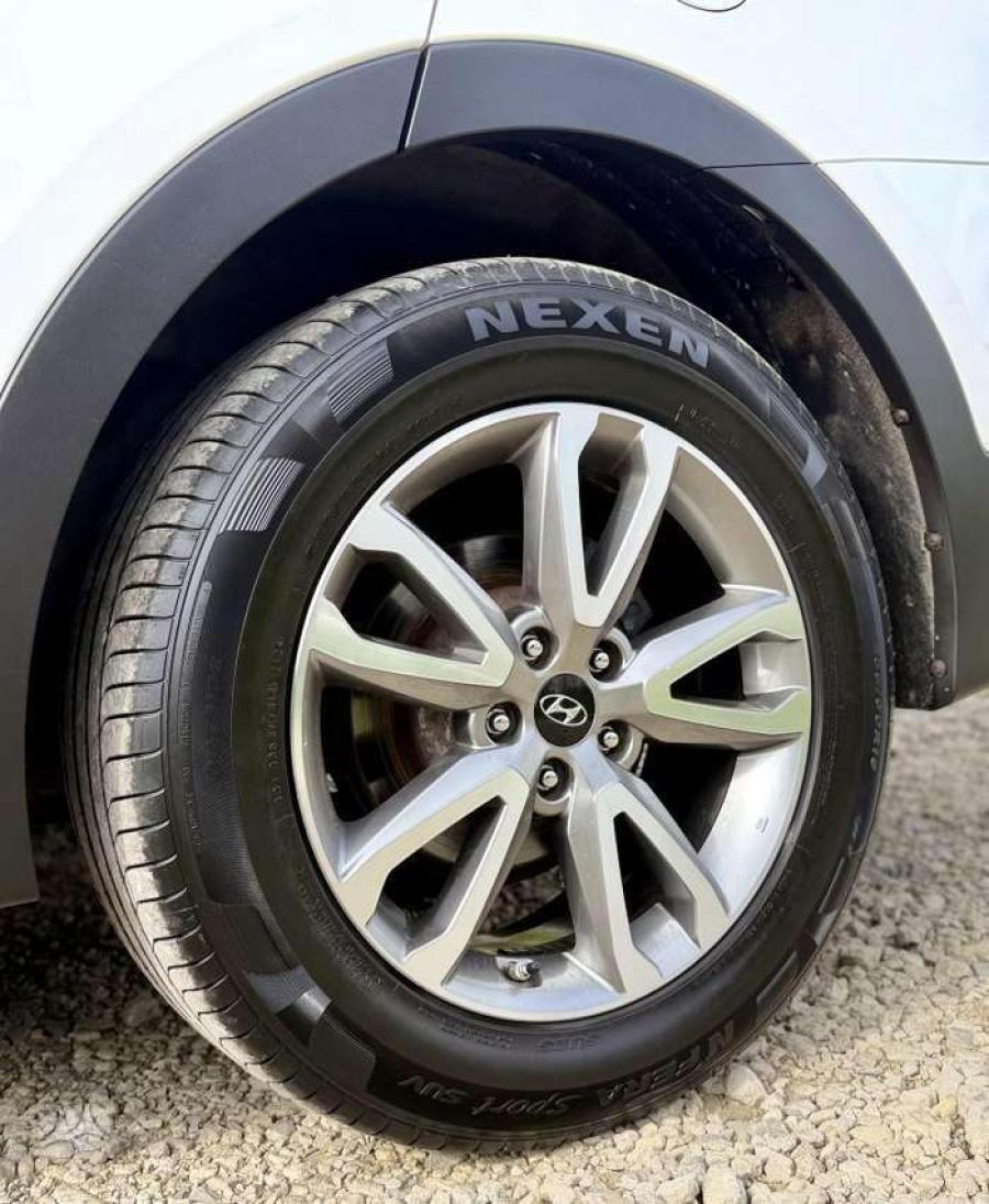 White Hyundai Santa Fe 2015 in Siauliai, with an engine capacity of 2.20 L and mileage of 195 thousand km for 14999 €, photo 22 on AUTOMOTO.COM.LV