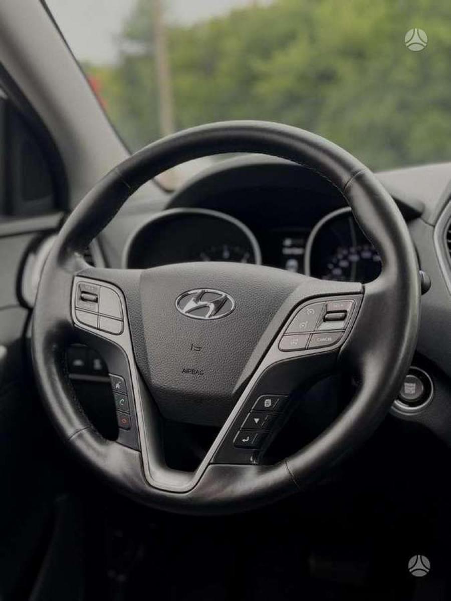 White Hyundai Santa Fe 2015 in Siauliai, with an engine capacity of 2.20 L and mileage of 195 thousand km for 14999 €, photo 25 on AUTOMOTO.COM.LV