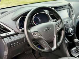 White Hyundai Santa Fe 2015 in Siauliai, with an engine capacity of 2.20 L and mileage of 195 thousand km for 14999 €, photo 26 on AUTOMOTO.COM.LV