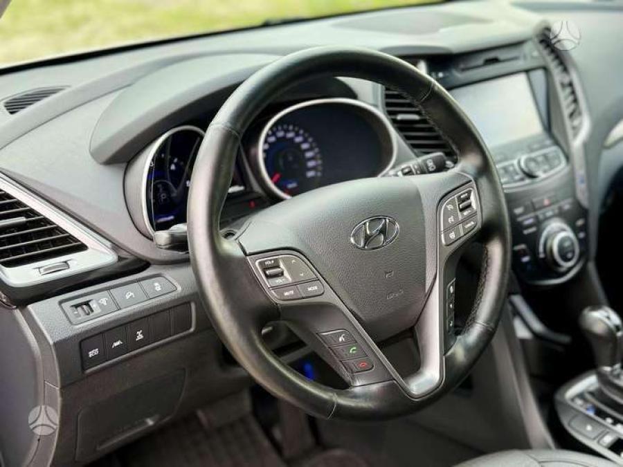 White Hyundai Santa Fe 2015 in Siauliai, with an engine capacity of 2.20 L and mileage of 195 thousand km for 14999 €, photo 26 on AUTOMOTO.COM.LV