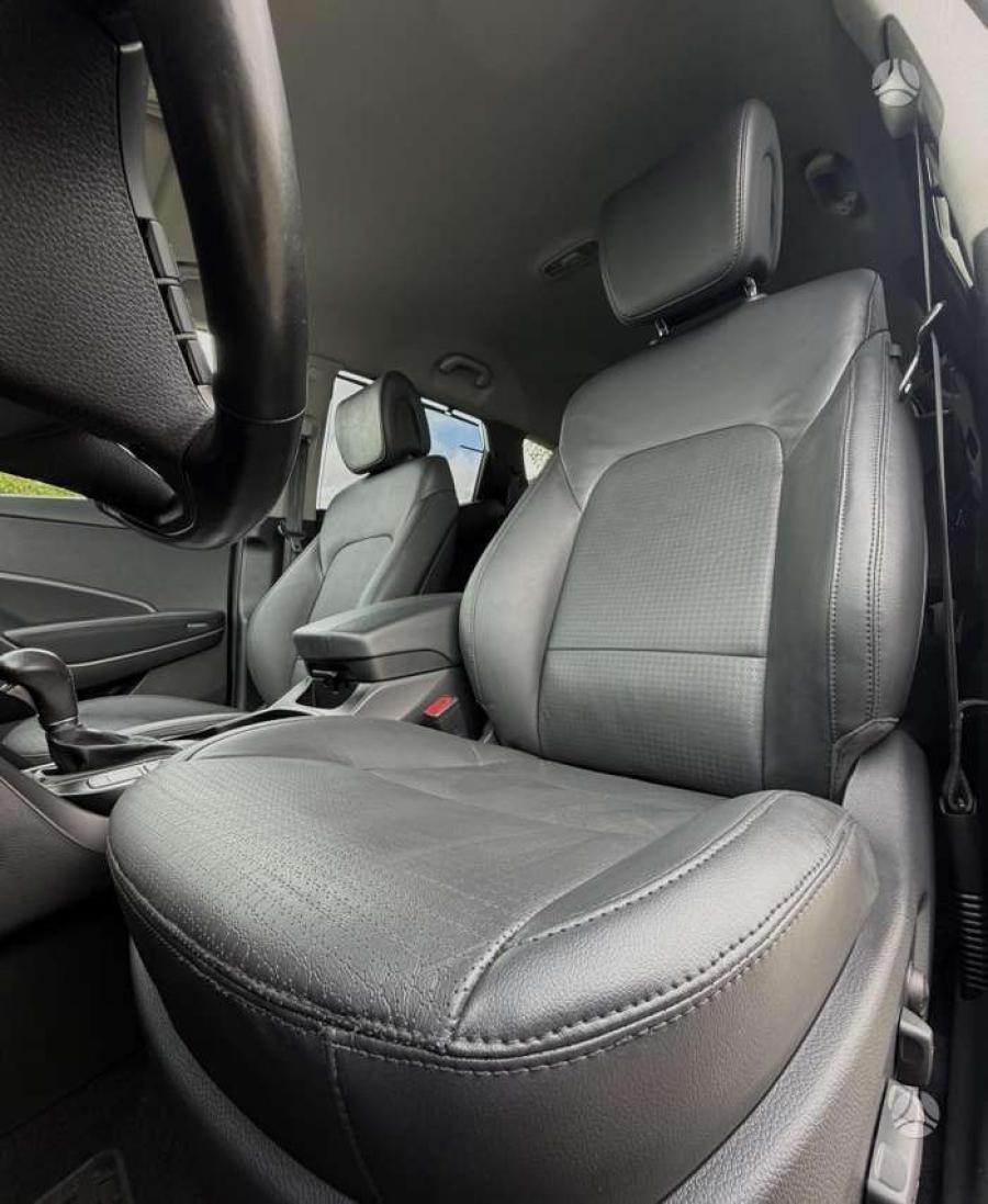 White Hyundai Santa Fe 2015 in Siauliai, with an engine capacity of 2.20 L and mileage of 195 thousand km for 14999 €, photo 29 on AUTOMOTO.COM.LV