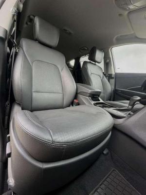 White Hyundai Santa Fe 2015 in Siauliai, with an engine capacity of 2.20 L and mileage of 195 thousand km for 14999 €, photo 30 on AUTOMOTO.COM.LV