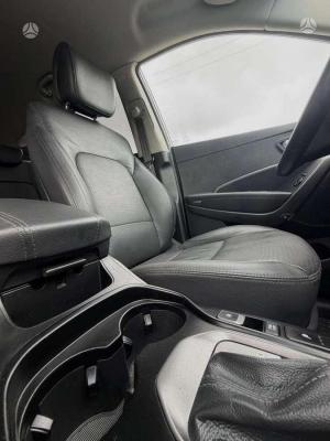 White Hyundai Santa Fe 2015 in Siauliai, with an engine capacity of 2.20 L and mileage of 195 thousand km for 14999 €, photo 31 on AUTOMOTO.COM.LV