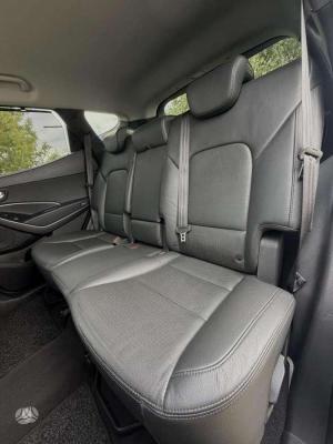 White Hyundai Santa Fe 2015 in Siauliai, with an engine capacity of 2.20 L and mileage of 195 thousand km for 14999 €, photo 32 on AUTOMOTO.COM.LV