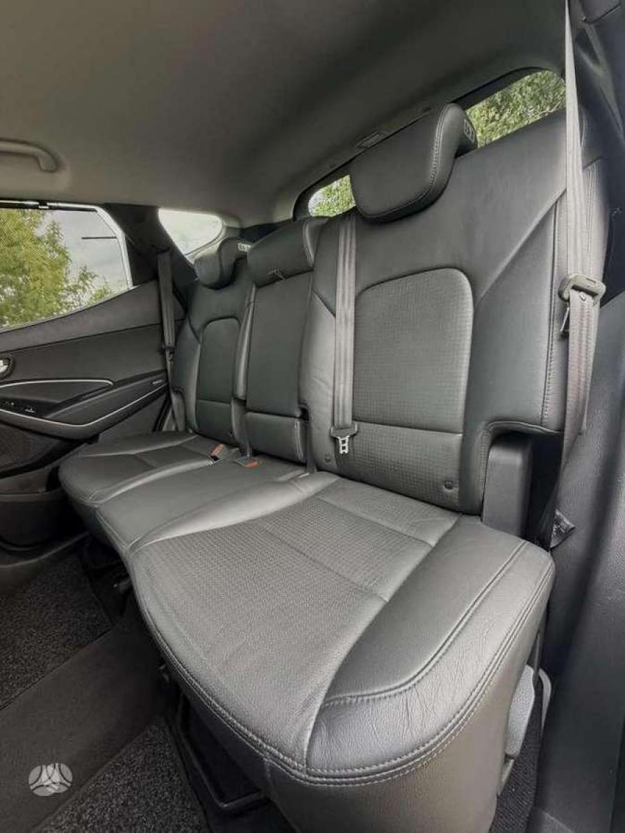 White Hyundai Santa Fe 2015 in Siauliai, with an engine capacity of 2.20 L and mileage of 195 thousand km for 14999 €, photo 32 on AUTOMOTO.COM.LV