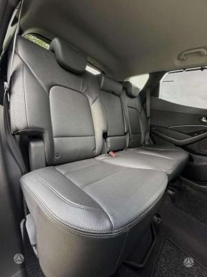 White Hyundai Santa Fe 2015 in Siauliai, with an engine capacity of 2.20 L and mileage of 195 thousand km for 14999 €, photo 33 on AUTOMOTO.COM.LV