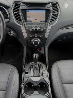 White Hyundai Santa Fe 2015 in Siauliai, with an engine capacity of 2.20 L and mileage of 195 thousand km for 14999 €, photo 36 on AUTOMOTO.COM.LV