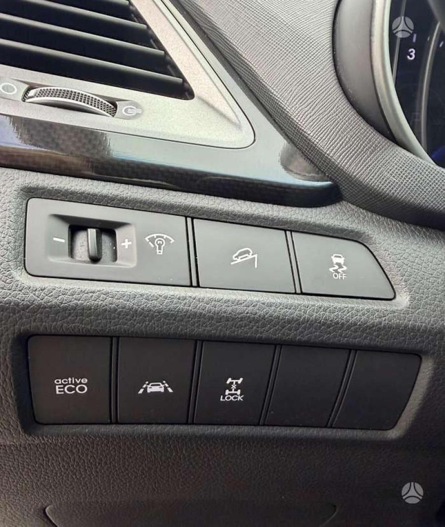 White Hyundai Santa Fe 2015 in Siauliai, with an engine capacity of 2.20 L and mileage of 195 thousand km for 14999 €, photo 38 on AUTOMOTO.COM.LV