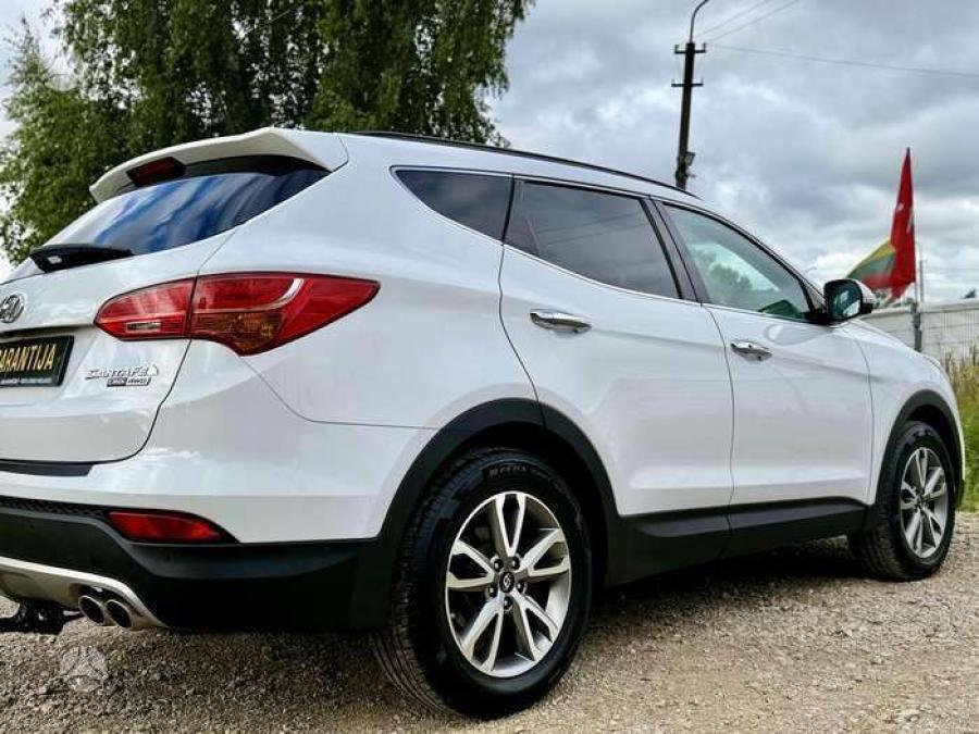 White Hyundai Santa Fe 2015 in Siauliai, with an engine capacity of 2.20 L and mileage of 195 thousand km for 14999 €, photo 9 on AUTOMOTO.COM.LV