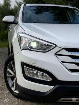 White Hyundai Santa Fe 2015 in Siauliai, with an engine capacity of 2.20 L and mileage of 195 thousand km for 14999 €, photo 18 on AUTOMOTO.COM.LV
