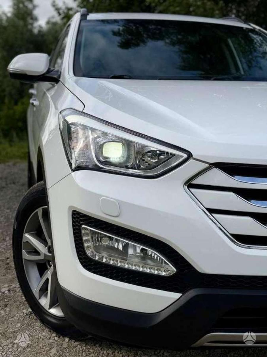 White Hyundai Santa Fe 2015 in Siauliai, with an engine capacity of 2.20 L and mileage of 195 thousand km for 14999 €, photo 18 on AUTOMOTO.COM.LV
