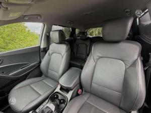 White Hyundai Santa Fe 2015 in Siauliai, with an engine capacity of 2.20 L and mileage of 195 thousand km for 14999 €, photo 27 on AUTOMOTO.COM.LV