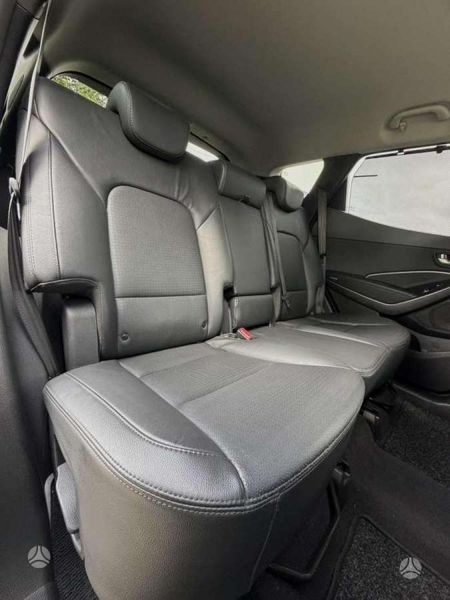 White Hyundai Santa Fe 2015 in Siauliai, with an engine capacity of 2.20 L and mileage of 195 thousand km for 14999 €, photo 33 on AUTOMOTO.COM.LV