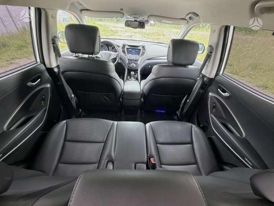 White Hyundai Santa Fe 2015 in Siauliai, with an engine capacity of 2.20 L and mileage of 195 thousand km for 14999 €, photo 35 on AUTOMOTO.COM.LV