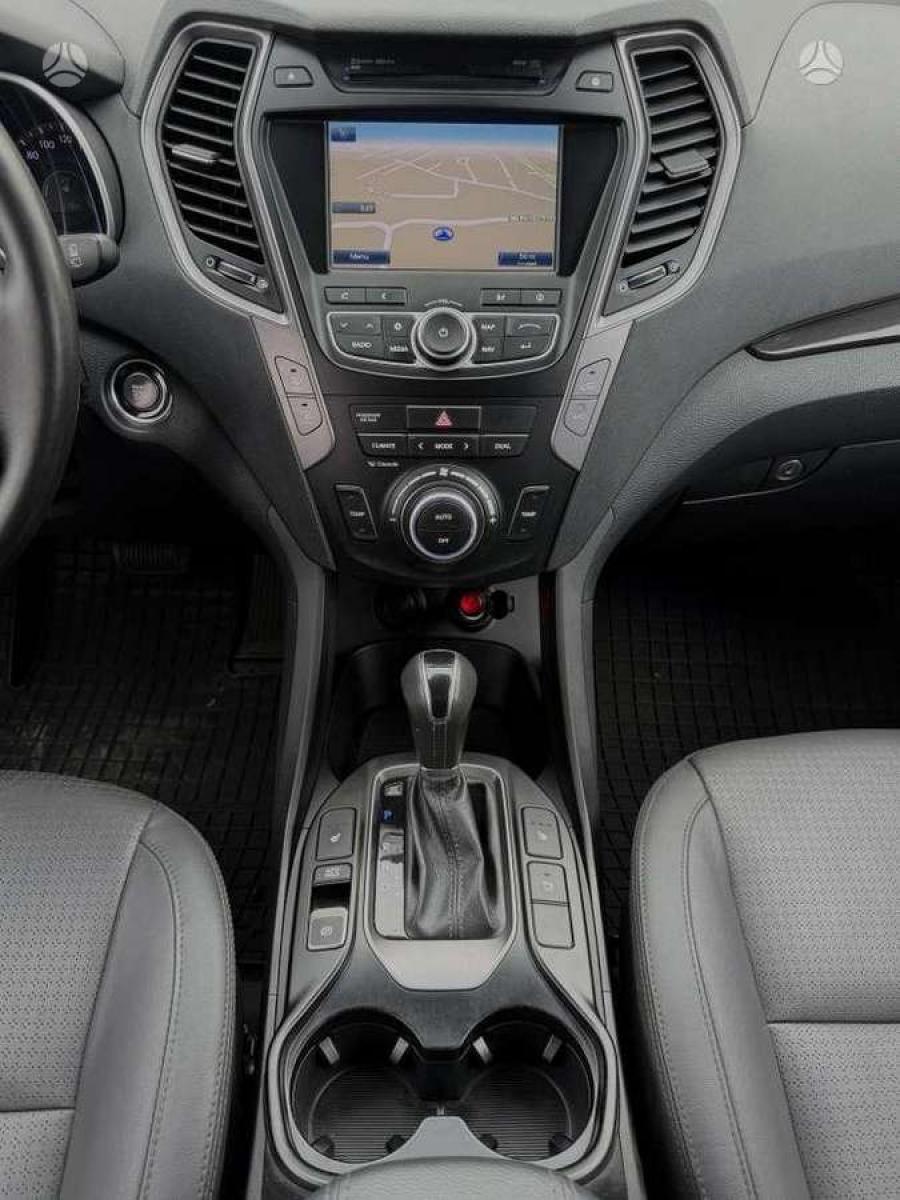 White Hyundai Santa Fe 2015 in Siauliai, with an engine capacity of 2.20 L and mileage of 195 thousand km for 14999 €, photo 36 on AUTOMOTO.COM.LV