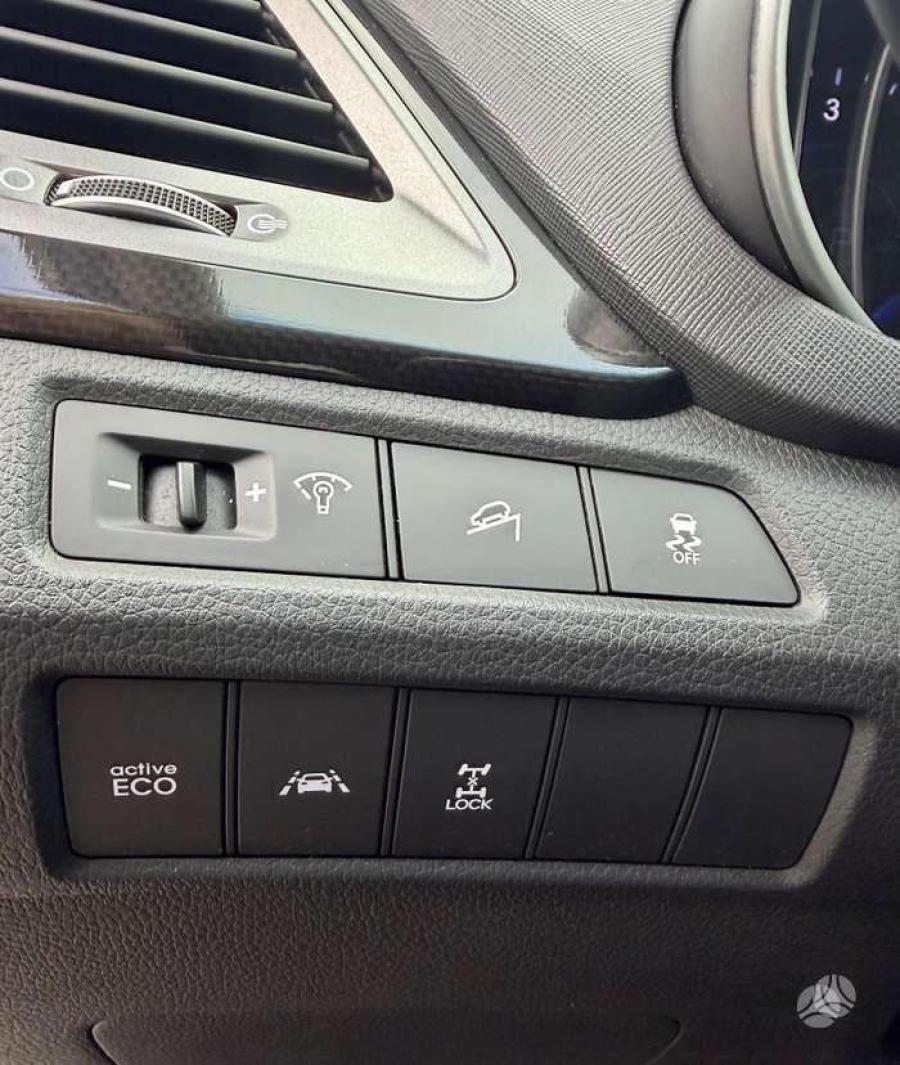 White Hyundai Santa Fe 2015 in Siauliai, with an engine capacity of 2.20 L and mileage of 195 thousand km for 14999 €, photo 38 on AUTOMOTO.COM.LV