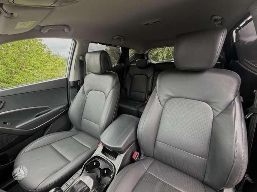 White Hyundai Santa Fe 2015 in Siauliai, with an engine capacity of 2.20 L and mileage of 195 thousand km for 14999 €, photo 27 on AUTOMOTO.COM.LV