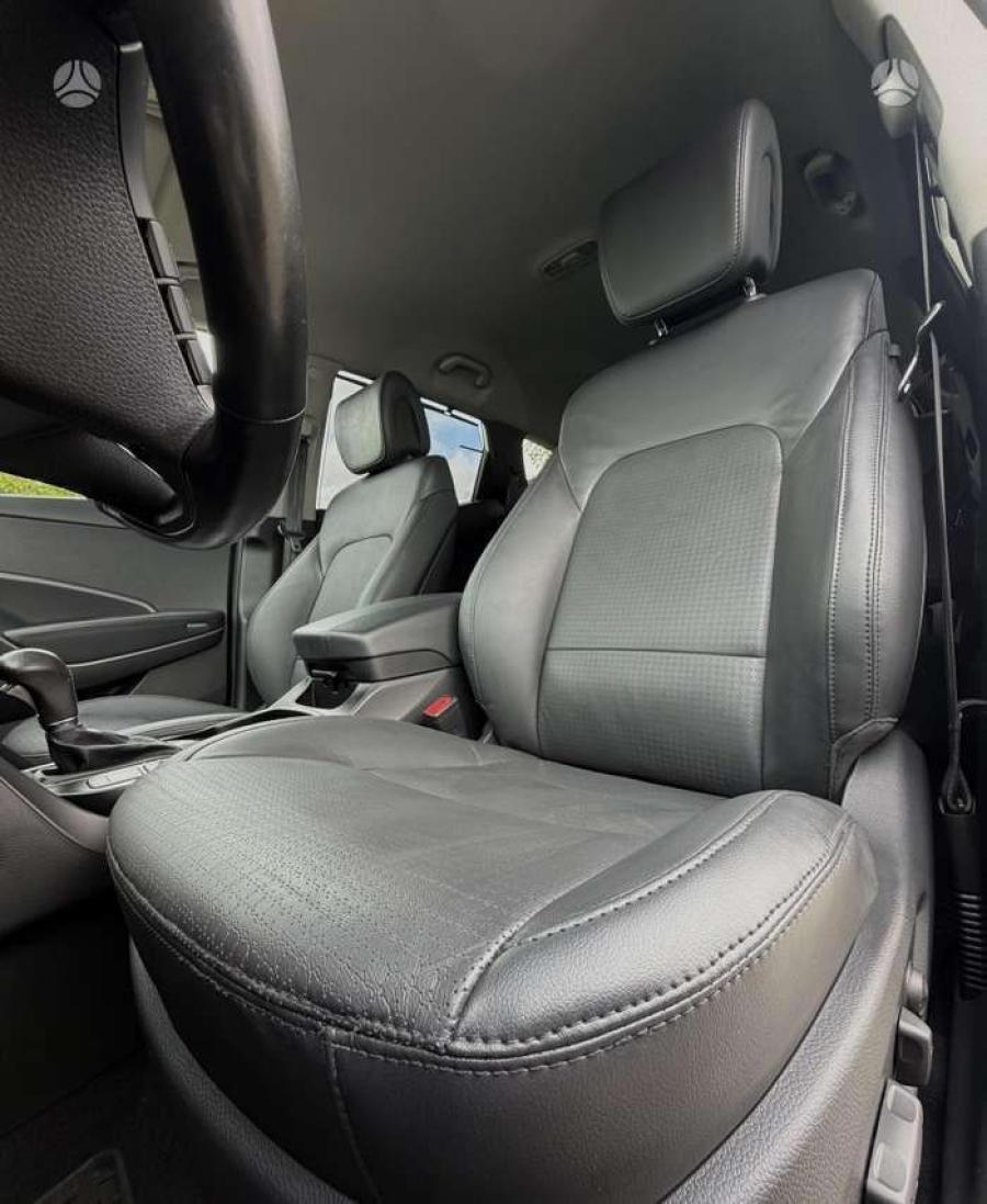 White Hyundai Santa Fe 2015 in Siauliai, with an engine capacity of 2.20 L and mileage of 195 thousand km for 14999 €, photo 29 on AUTOMOTO.COM.LV