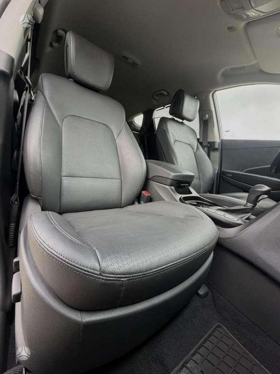 White Hyundai Santa Fe 2015 in Siauliai, with an engine capacity of 2.20 L and mileage of 195 thousand km for 14999 €, photo 30 on AUTOMOTO.COM.LV