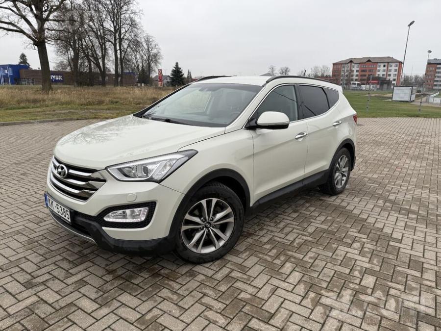 White Hyundai Santa Fe 2015 in Valmiera, with an engine capacity of 2.20 L and mileage of 246 thousand km for 8000 €, photo 1 on AUTOMOTO.COM.LV
