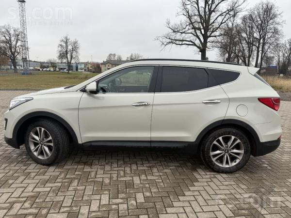 White Hyundai Santa Fe 2015 in Valmiera, with an engine capacity of 2.20 L and mileage of 246 thousand km for 8000 €, photo 3 on AUTOMOTO.COM.LV
