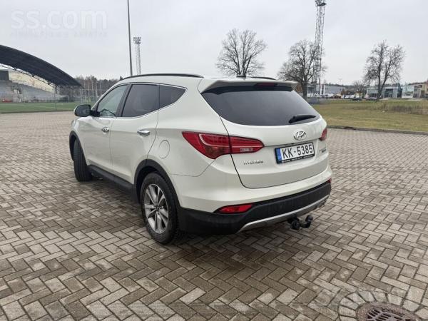 White Hyundai Santa Fe 2015 in Valmiera, with an engine capacity of 2.20 L and mileage of 246 thousand km for 8000 €, photo 4 on AUTOMOTO.COM.LV